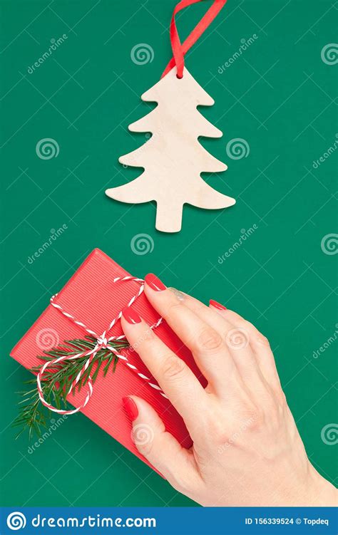 Tarjeta De Felicitaci N De La Navidad Con La Mano De La Mujer Foto De
