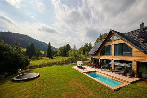 Fotografie Slide Wood s r o Designový kryt na bazén na samotě u