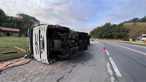 A Gazeta Suspeita De Avc Motorista Tomba Carreta Ap S Passar Mal