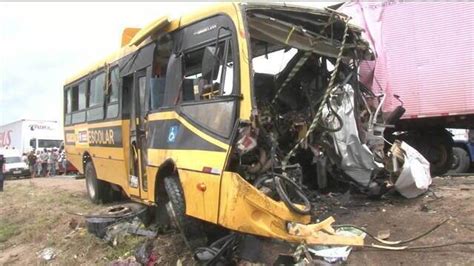 Acidente entre ônibus escolar e carreta mata 5 na Bahia Globo News
