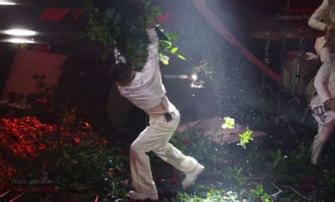 Un Cantante Italiano Enloquece Y Destroza El Escenario Del Festival De