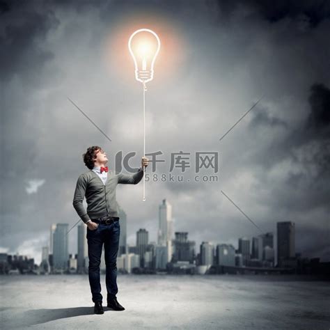 拿着灯的年轻人高清摄影大图 千库网