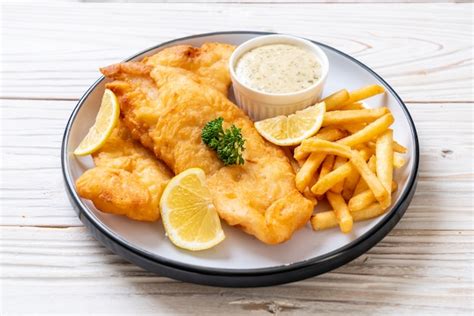 Pescado Y Papas Fritas Con Papas Fritas Foto Premium