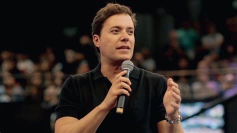 André Valadão revela vício em pornografia e diz não ter casado virgem