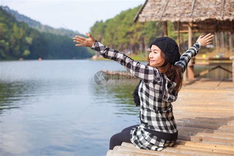 水坐在码头上的女人看着日落的美丽坐高清图片下载 正版图片307790029 摄图网