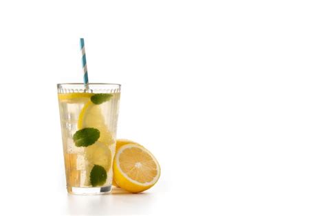 Vaso De Limonada Fresca Aislado Sobre Fondo Blanco Foto Gratis