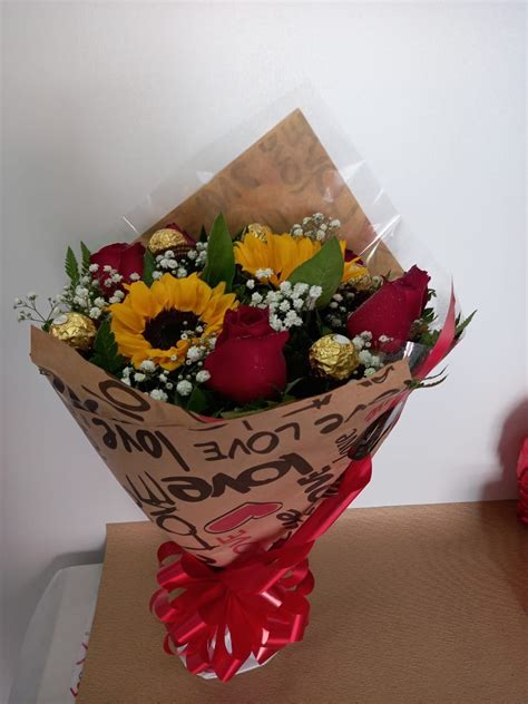 Buquê dois Girassóis Rosas e Ferrero Rocher Floricultura Vila