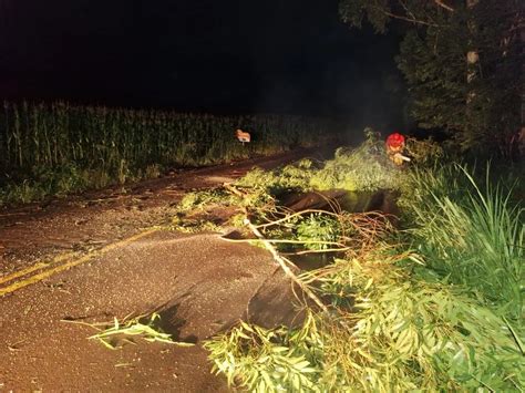 SC temporais causam duas mortes e estragos há risco de mais chuvas e