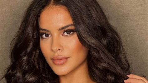 Bella Campos a Muda de Pantanal mostra boa forma de biquíni