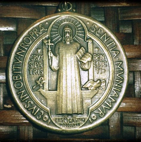 MEDALLA DE SAN BENITO SIGNIFICADO ORACIONES Y MÁS