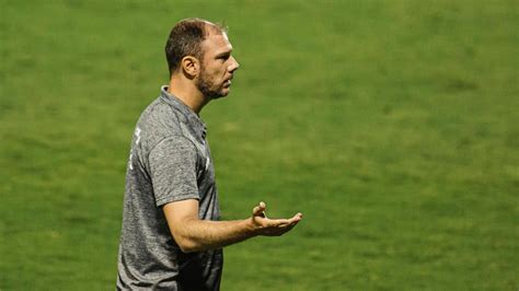 Retrô anuncia a demissão do técnico Vinícius Bergantin