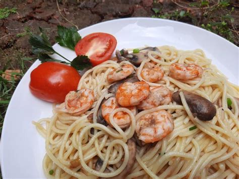 La Maison A Fait Le Lio D Aglio De Spaghetti Aux Crevettes Et Des