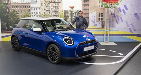Mini Cooper à bord de la nouvelle génération de citadine électrique