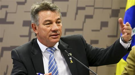 Governador de Roraima é cassado por distribuição de cestas básicas