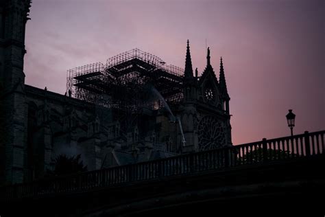 Francja Pożar katedry Notre Dame w Paryżu NA ŻYWO ZDJĘCIA Z WNĘTRZA