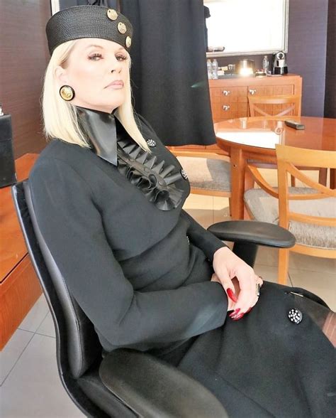 Pin By Hugo Le Raven On Clase Andelegancia Curvy Women Outfits Awesome Blouse Stockings Outfit