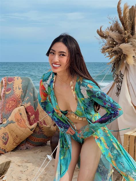 Hoa hậu Lương Thùy Linh khoe body nữ thần đón hè cùng đôi chân dài 1m22