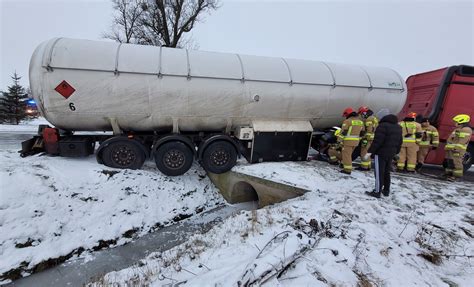 Cysterna w rowie Komenda Powiatowa Państwowej Straży Pożarnej w Nakle