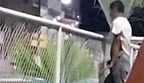 Homem é flagrado se masturbando na frente de crianças no centro de