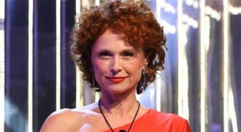 Grande Fratello Il Figlio Di Beatrice Luzzi Difende La Madre Dopo Le