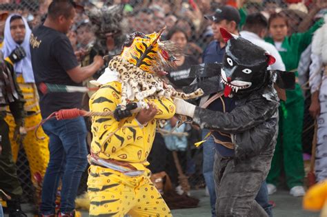 En Zitlala Los Jaguares Pelean A Latigazos Para Obtener El Favor De