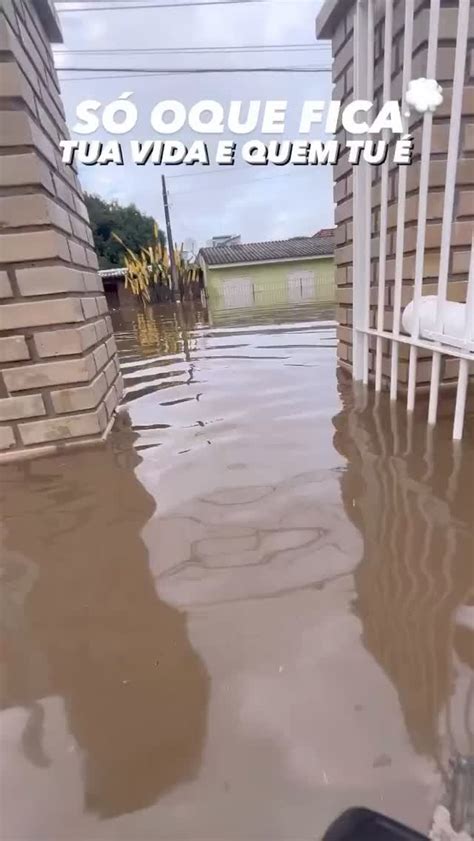 Veja Jovem Sai Da Sua Casa Inundada Devido A Enchente No Rio Grande