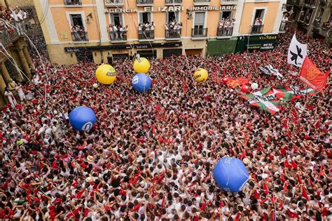 Des milliers de personnes font la fête dans la ville espagnole de