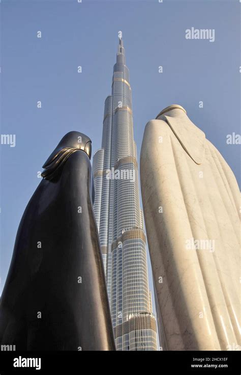 Bâtiment Burj Khalifa le plus haut du monde et sculpture ensemble