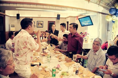 Ảnh nét căng Nhật Kim Anh cụng ly khoác tay mẹ chồng cũ 2sao