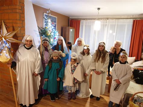 KOLĘDNICY PRZYNOSZĄ DO NASZYCH DOMÓW RADOŚĆ Z NARODZENIA ZBAWICIELA