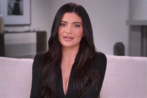 Ung mamma Kylie Jenner sier hun skal være Supposed to Be Naked på The
