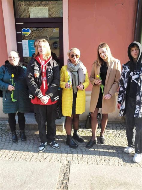 Galeria Uczniowie Budowlanki Rozdawali Kobietom Tulipany W Centrum