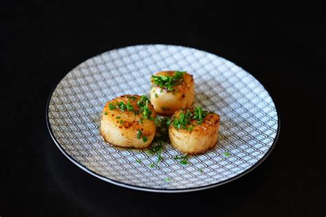 Noix de saint Jacques sautées au beurre noisette et ciboulette