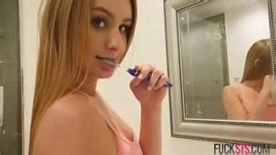 Sorprende A Su Hermana Y Le Mete La Polla Agarrando Su Enorme Culazo