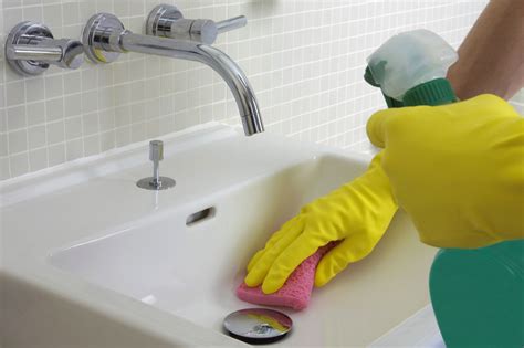 How To Clean A Bathroom In Minutes