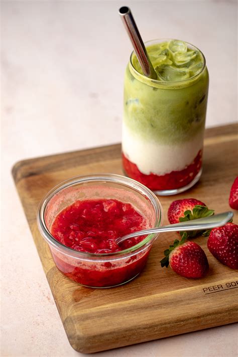 Iced Strawberry Matcha Latte Eatnik