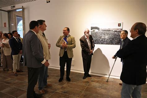 Imágenes de la visita guiada a la exposición El Rocío con el color de