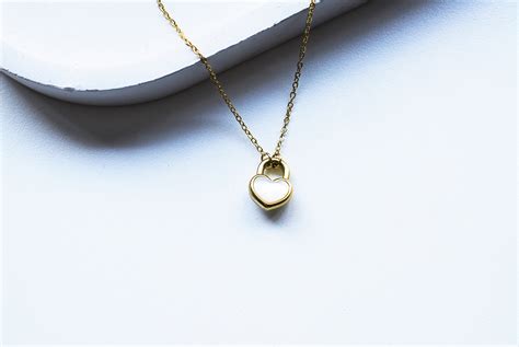 Gold Rengi Kararmaz Elik Beyaz Ta Detayl Kalp Fig R U Lu Kolye Quqla
