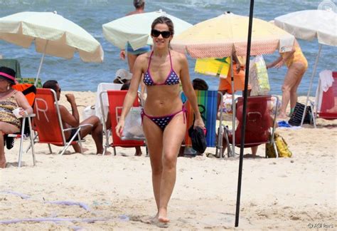 Ingrid Guimarães 48 anos ostenta corpo em biquíni na praia Purepeople
