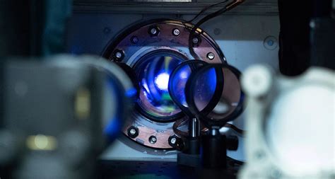 Einsteins Zeitdehnung im Millimeter Maßstab Optische Atomuhr stellt