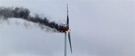 Pożar gondoli turbiny wiatrowej w Grodźcu Komenda Powiatowa