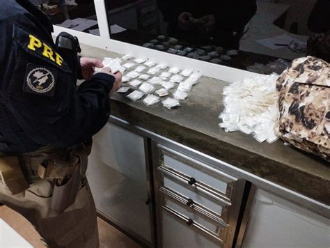 PRF apreende 2 400 papelotes de cocaína em ônibus de viagem que tinha