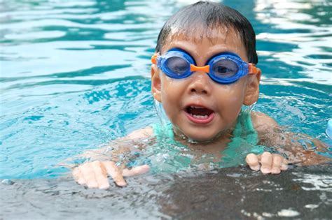 Apprendre à son enfant à nager ça se passe quand où comment TPL Moms