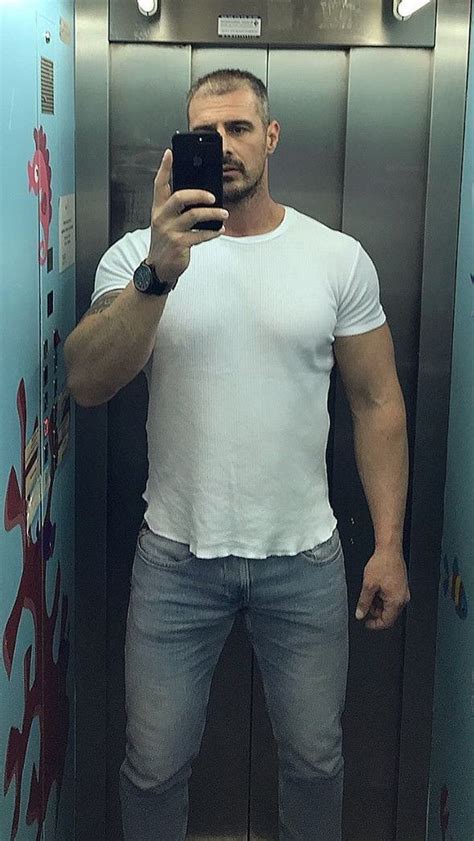 Pin by MUSCLE MEN JEANS on MACHOS MÚSCULOSOS EN JEANS 2 Men Mens