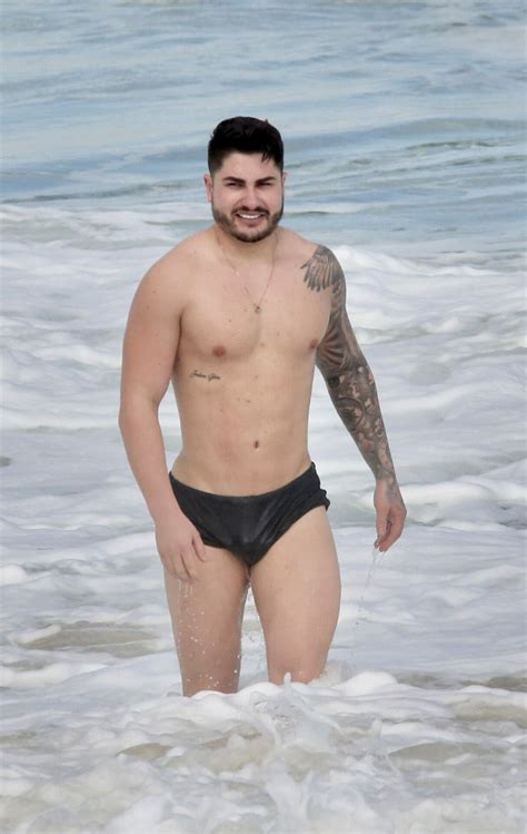 De Sunga Lucas Souza Ex De Jojo Curte Dia De Sol Em Praia