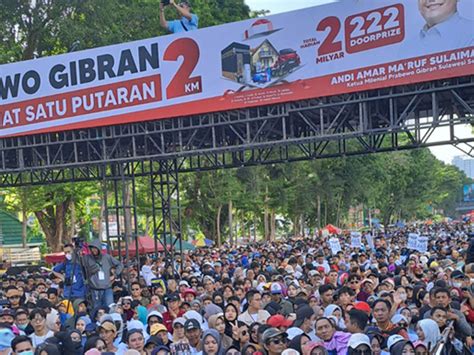 Para Pemenang Peserta Jalan Sehat Satu Putaran Dengan Nomor Undian Di