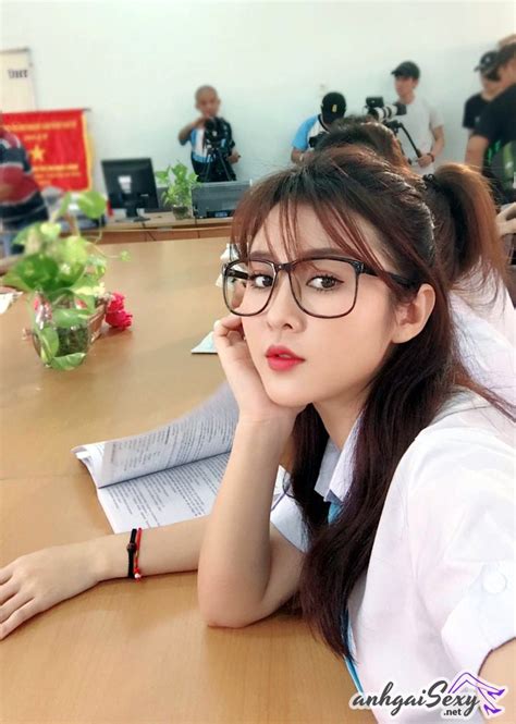 Cùng ngắm 98 gái xinh cute đeo kính đẹp nhất Sai Gon English Center
