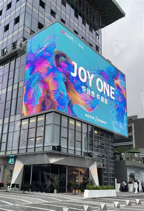 Outdoor Naked Eye D Display
