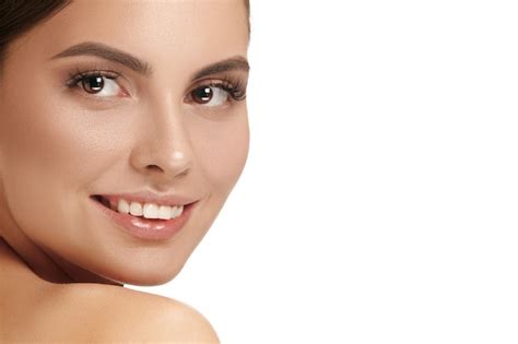 Le beau visage féminin La peau parfaite et propre du visage sur blanc
