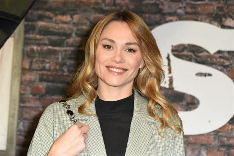 Joy Esther Nos Chers Voisins Enceinte Son Baby Bump D Voil En